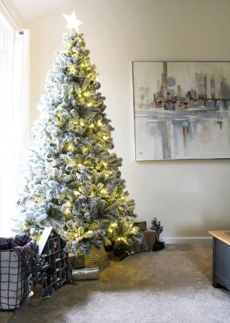 20 Lovely Minimalist Christmas Tree Ideas for A Simple Yet Elegant Holiday